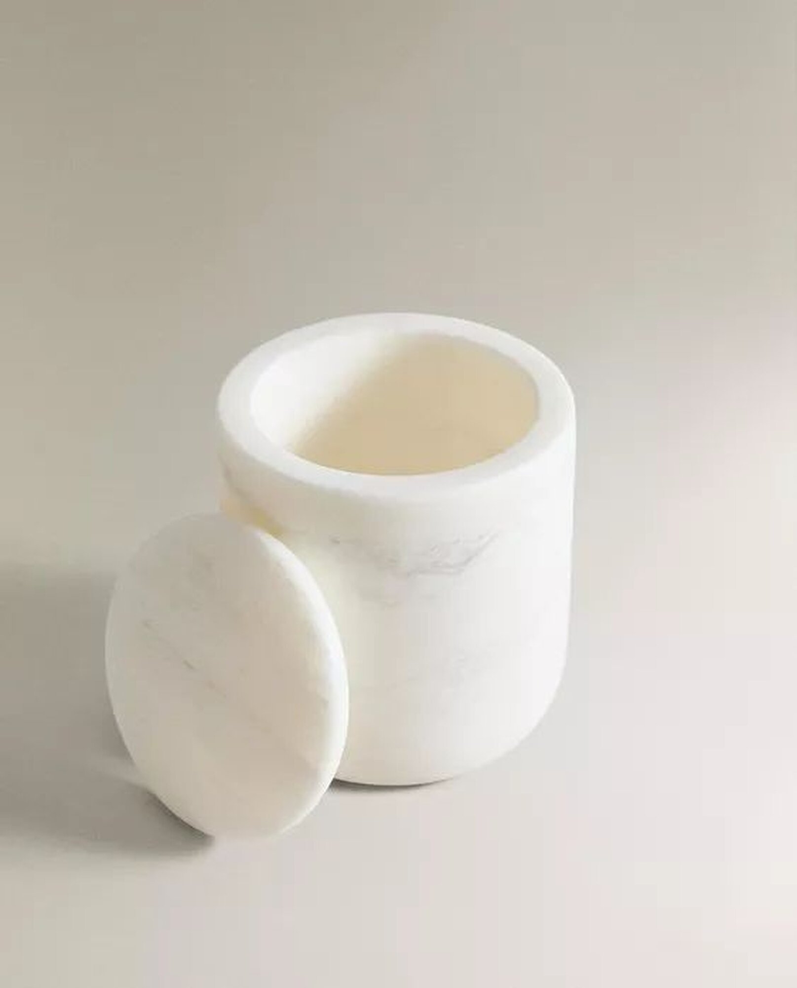 Контейнер для ванной комнаты ZARA HOME из натурального мрамора, с крышкой, 9.8 х 9 х 9 см, цвет кремово-белый