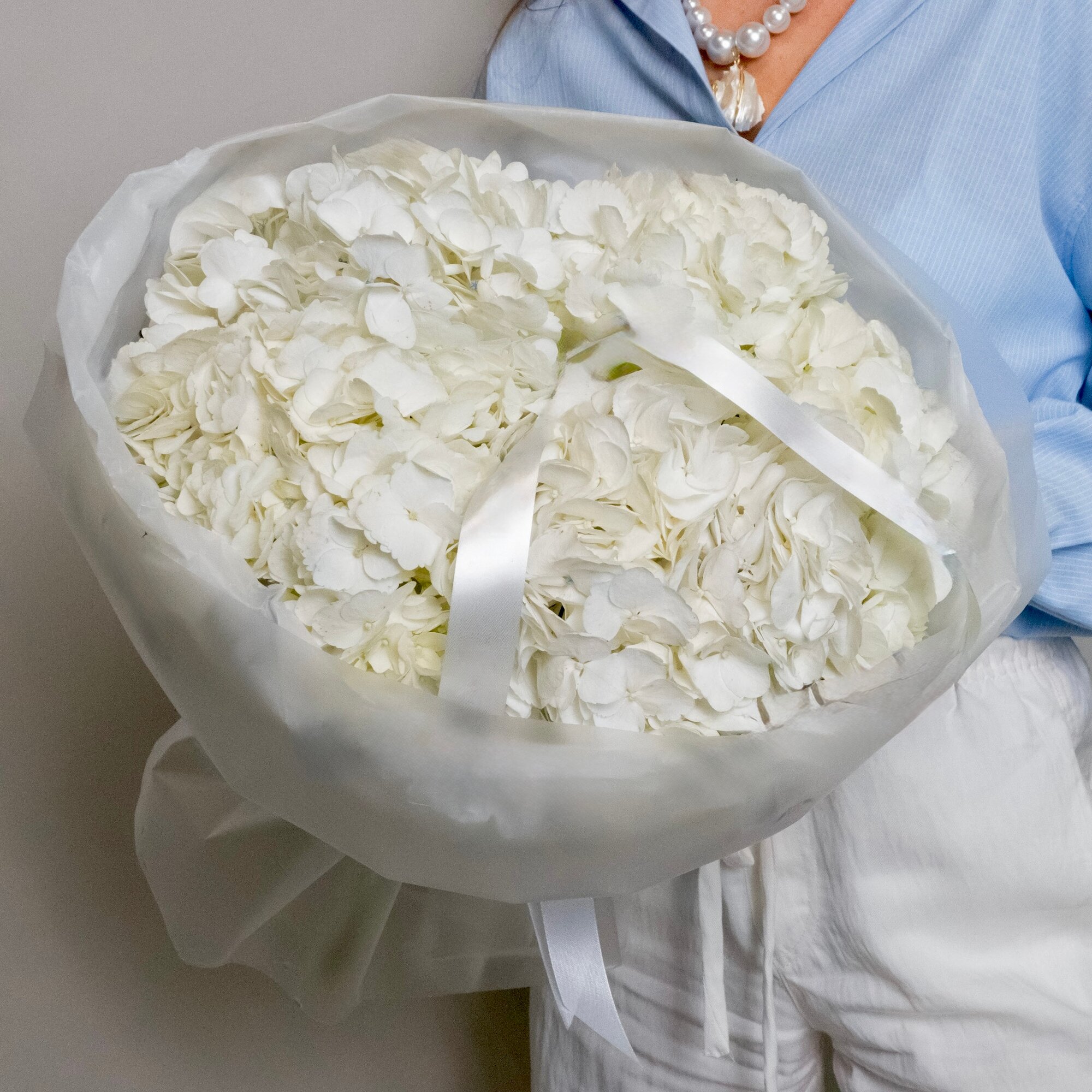 Монобукет "Гортензия Колумбия", гортензии белые, пышные, 5шт