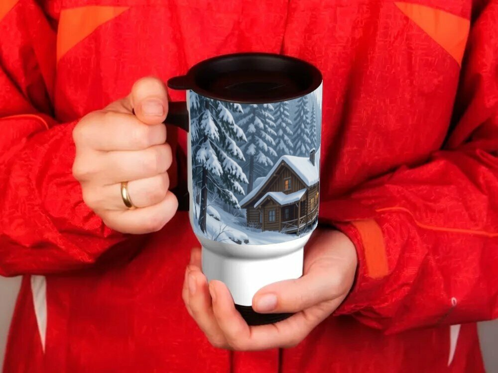 Тремокружка для авто с принтом "Зимний домик у горной реки. Уютное деревянное шале среди заснеженных елей, горные пики в тумане и извилистый поток создают спокойную северную." 0.5 л.