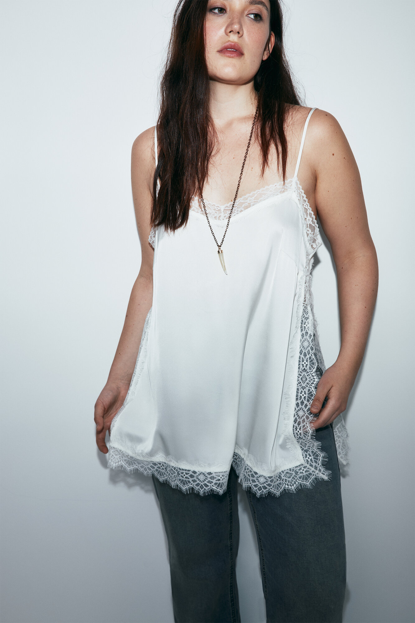 Блуза атласная на бретелях с кружевом больших размеров