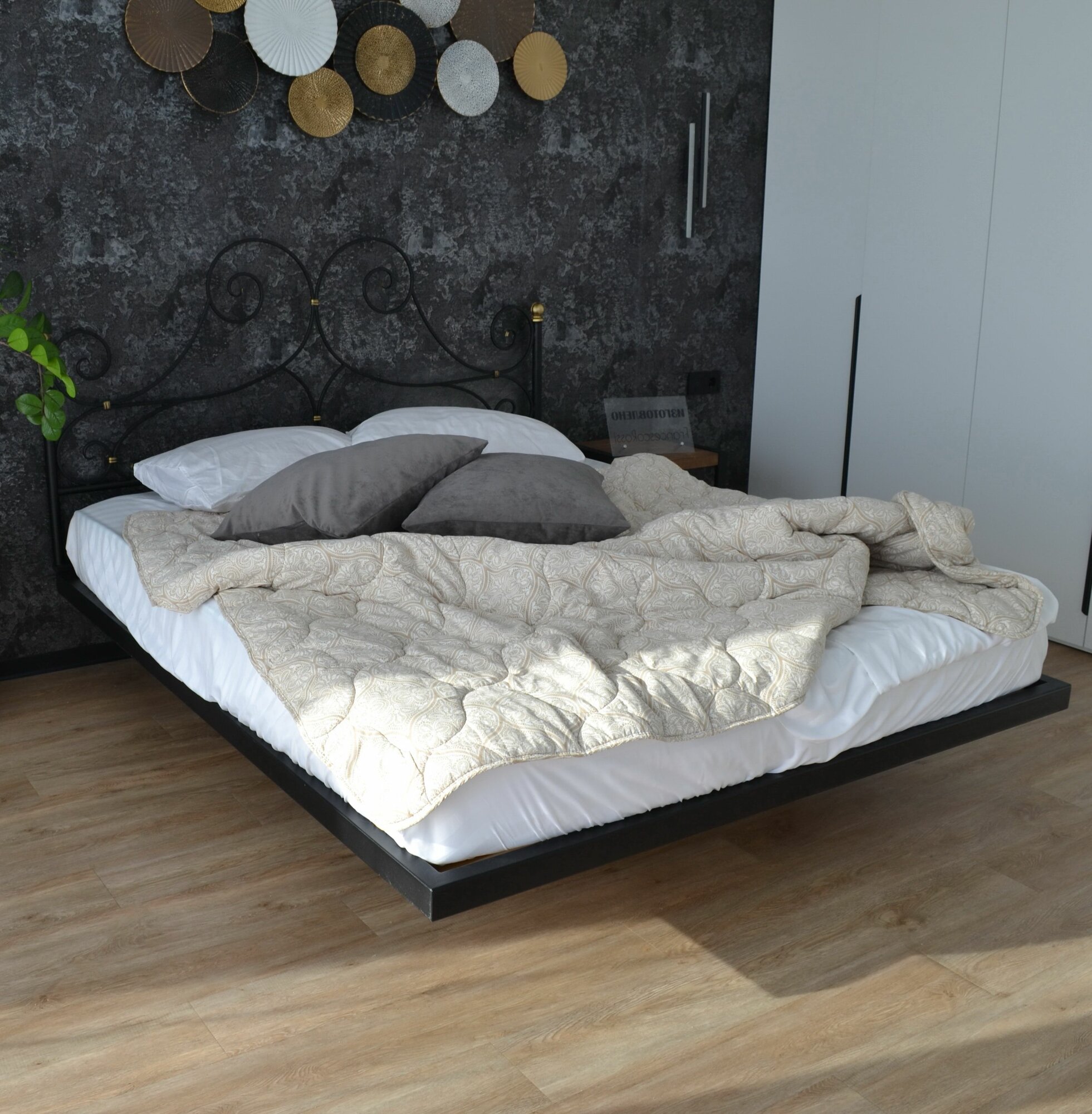 Парящая кровать Верона с металлическим основанием черная с золотом