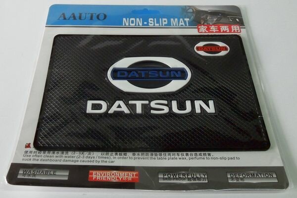 Коврик на панель приборов противоскользящий Datsun 12,5х19см*****