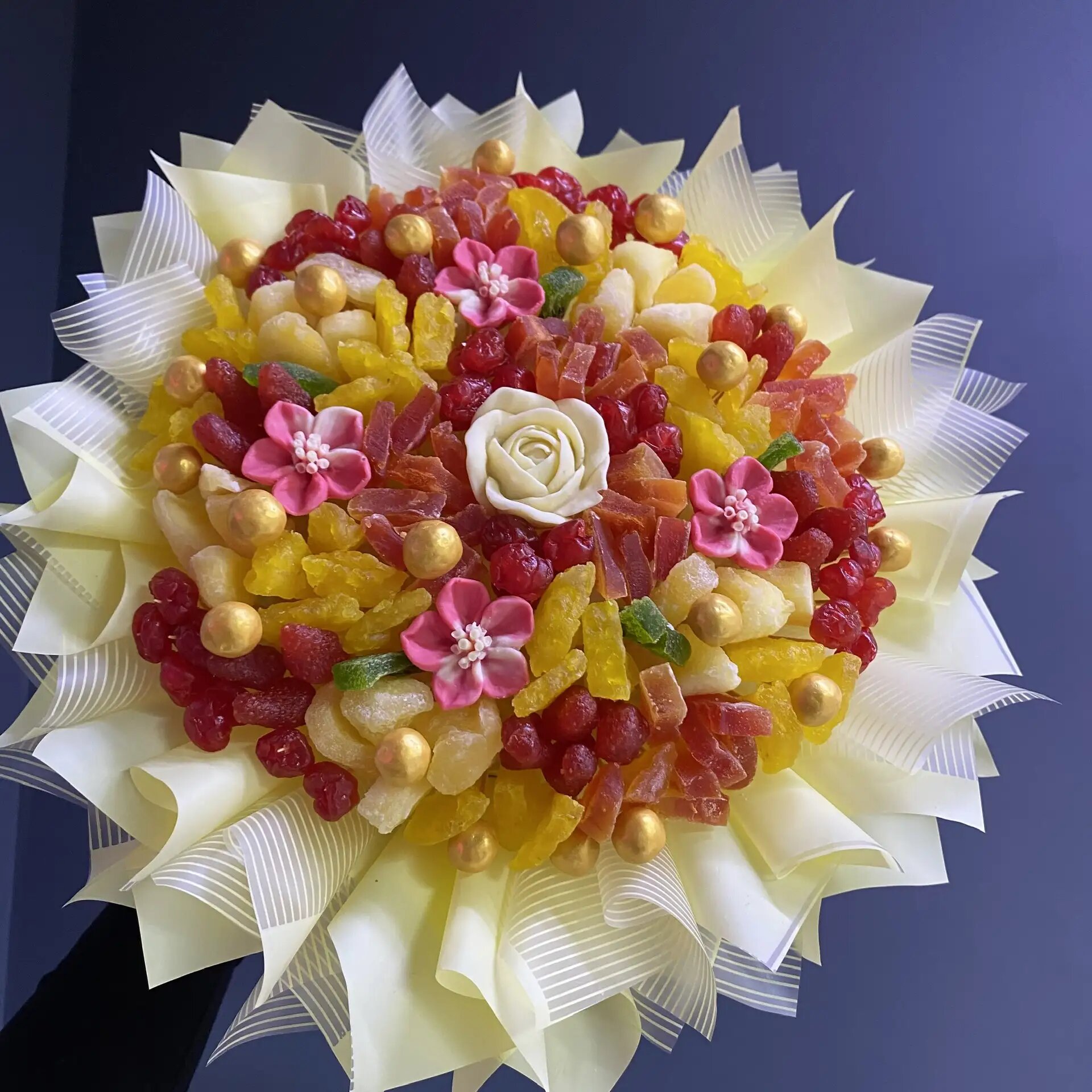 Солнечный букет с ананасом, клубникой , папайей и шоколадными цветами в пышной упаковке