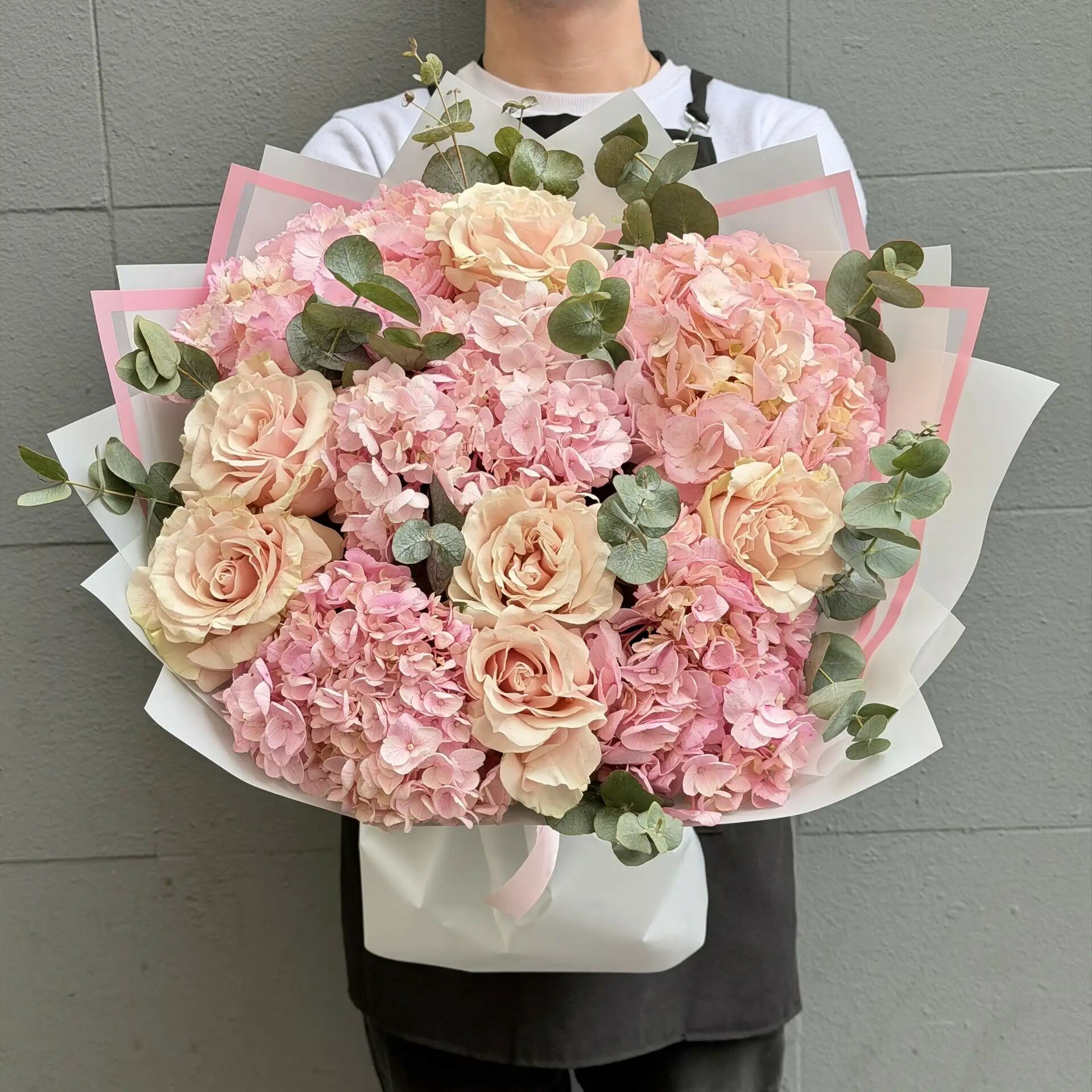 Букет Rybe-Flowers, из гортензии и французских роз, высота 50см