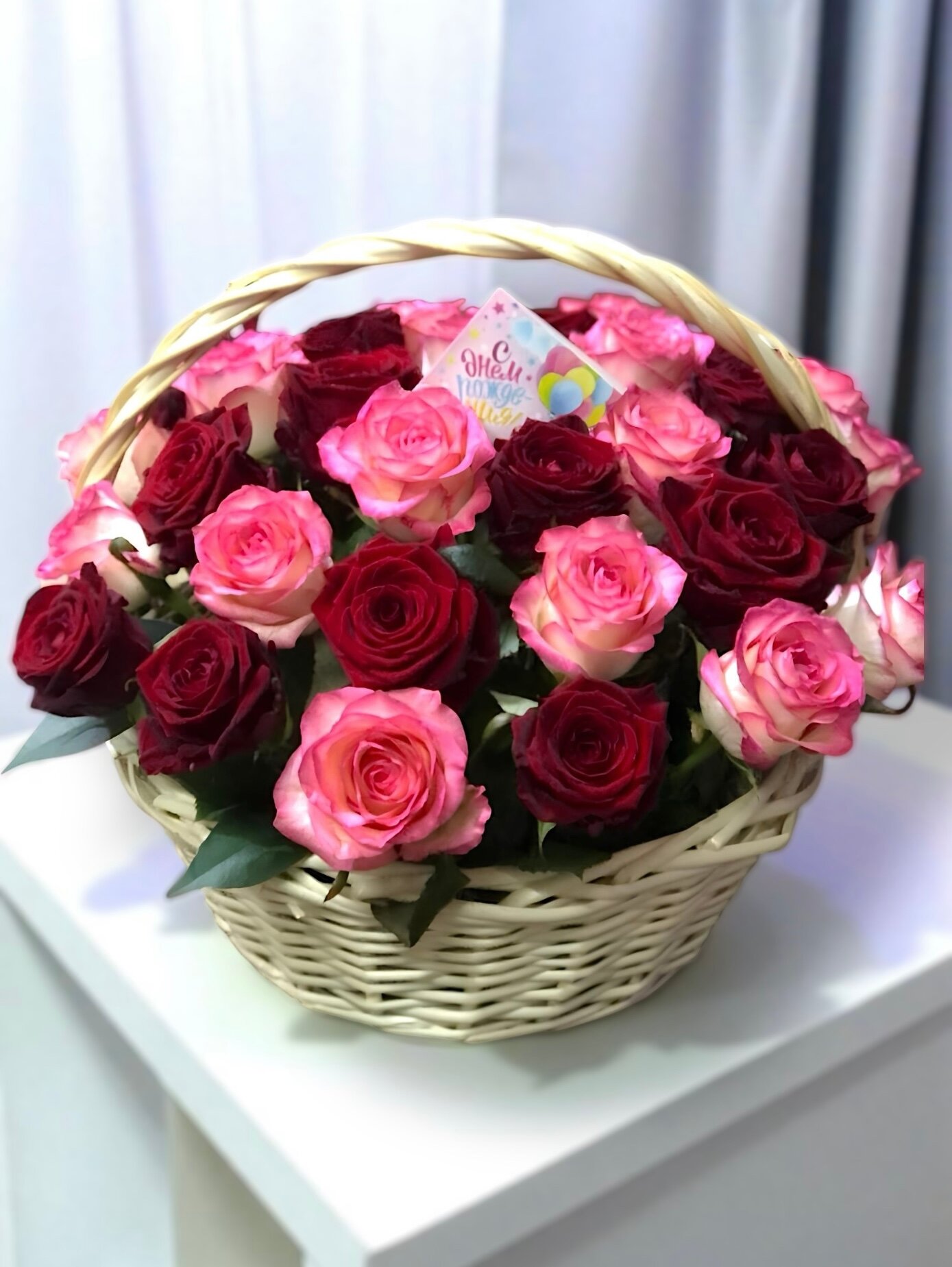 Корзина из 35 российских роз микс красных и розовых 50см, на 14 февраля, на 8 марта