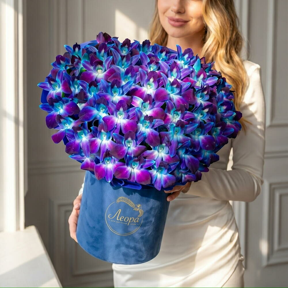 Цветы в коробке "Орхидеи Космос". Композиция T609. Leora Flowers дом цветочной моды