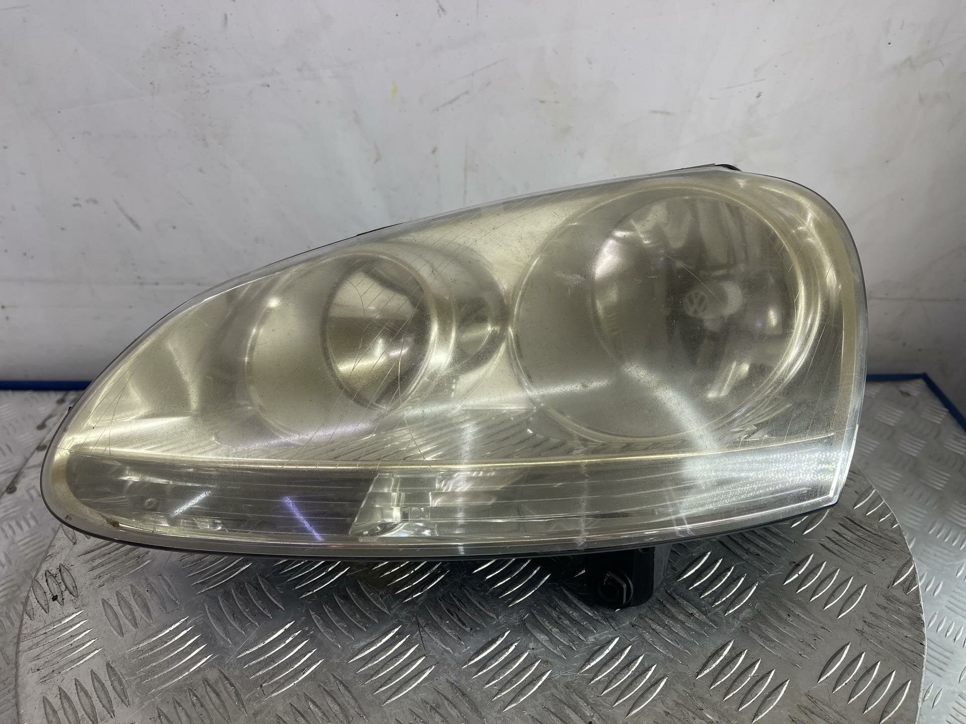 Фара левая Volkswagen Golf 5 2005 0301212203