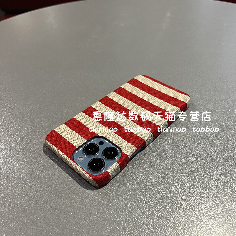 Красный чехол с горизонтальными полосами для iPhone 17 — защитный чехол с матовой текстурой, подходит для всех моделей