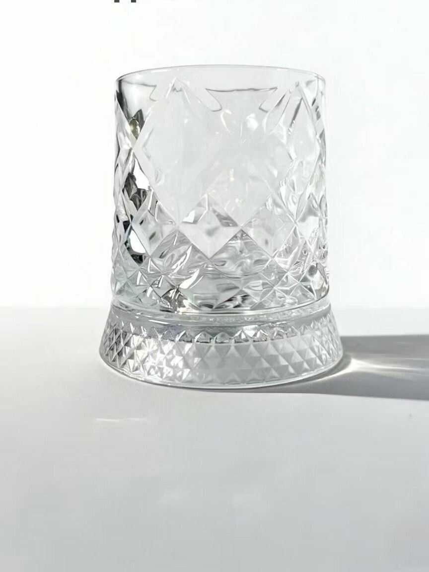 Светящиеся, вращающиеся стаканы, высокие цвета, виски