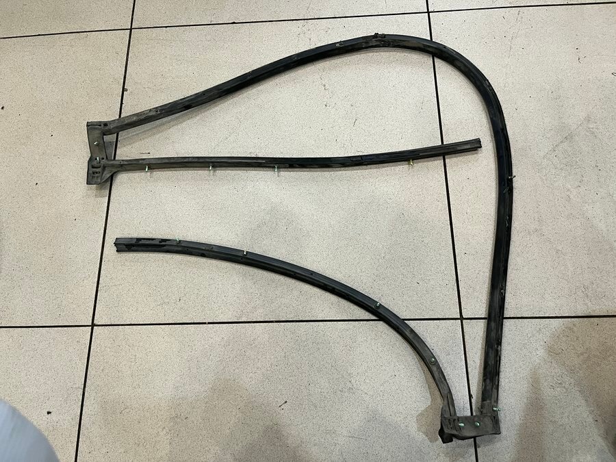 Уплотнитель двери багажника от Toyota Land Cruiser 80 1990-1997