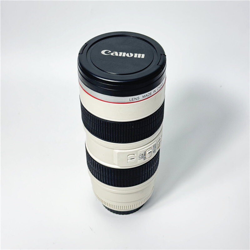 Модель объектива Canon EF70-200 мм с крышкой для съемок в кино и белого цвета интерьерной декорации