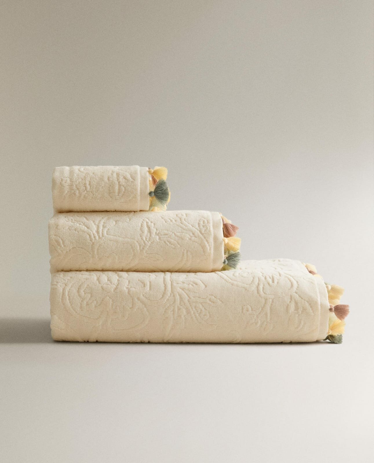 Полотенце для ванной ZARA HOME с жаккардовыми помпонами, слоновая кость, 50x90 3519/013/741-35