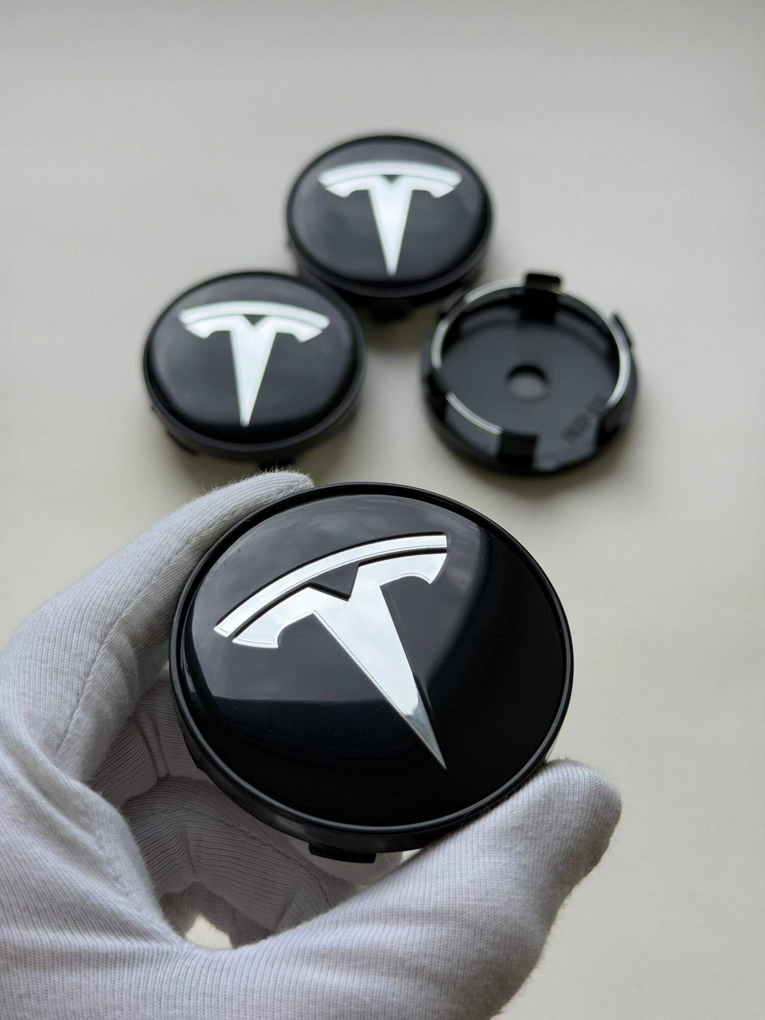 Колпачки на диски Tesla 60*56 мм Заглушки ступицы Тесла на авто