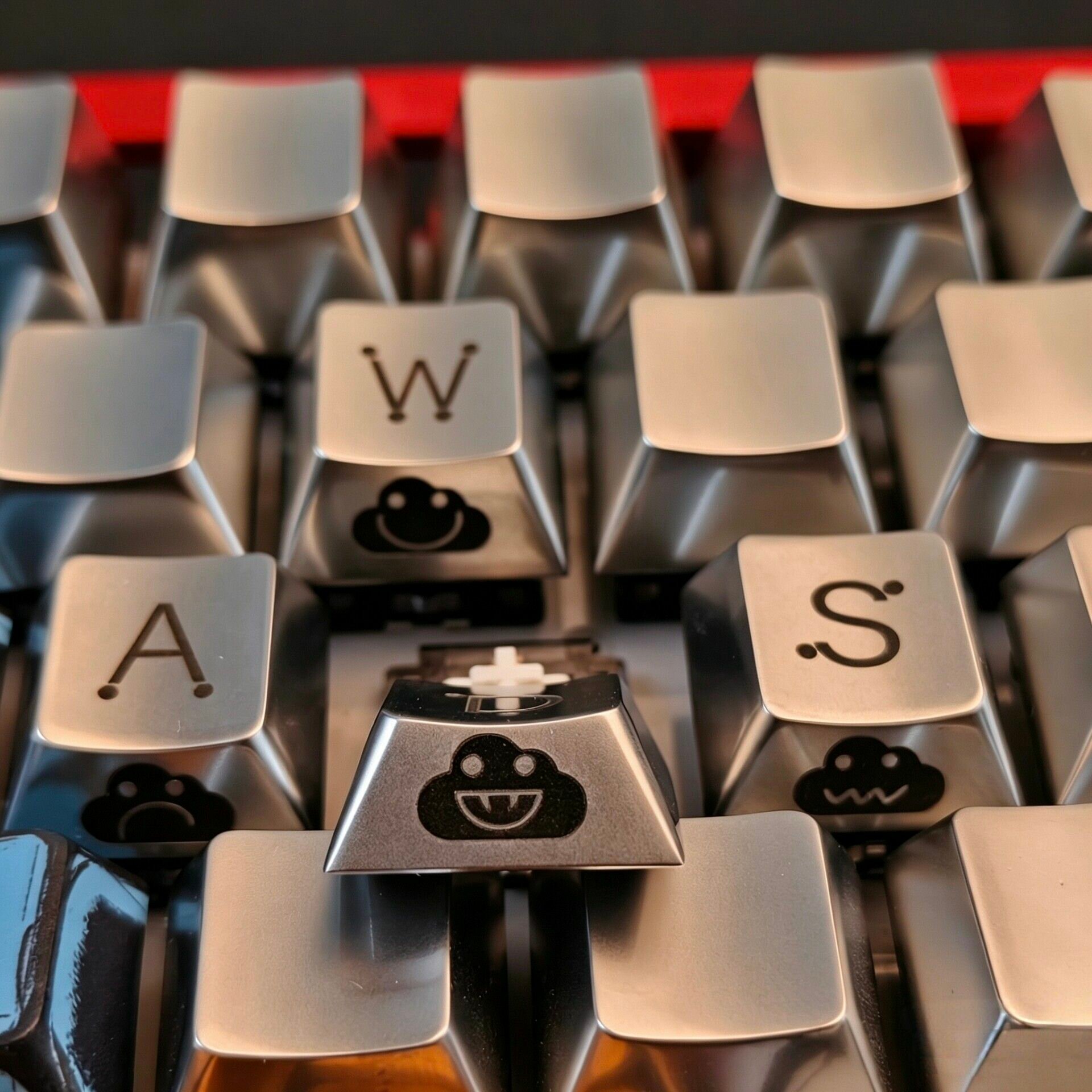 Кейкапы WASD из цинка с лазерной гравировкой, набор 4 шт. Уникальные боковые смайлики-облачка (4 разных эмоции). Для всех механических клавиатур с крестовиной.