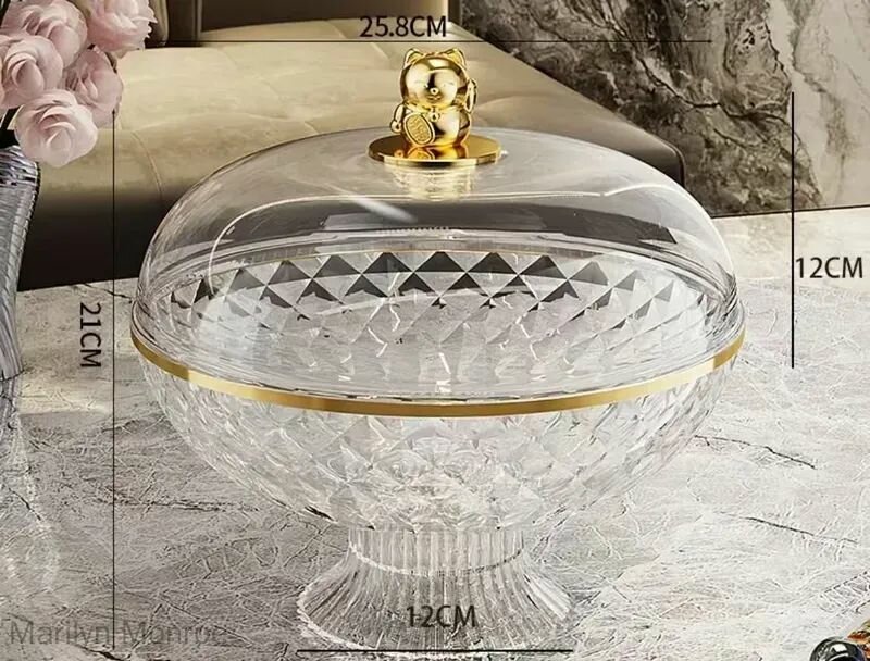 Высокая стеклянная ваза с крышкой и золотой фигуркой для конфет и сухофруктов