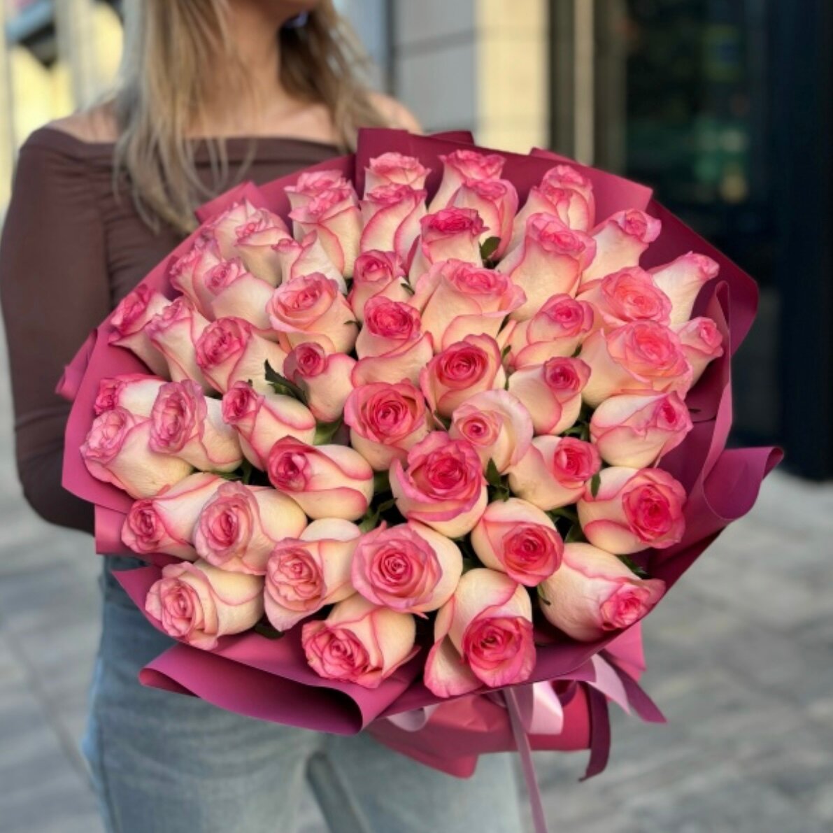 Монобукет SkyFlora "Ягодка малинка", нежные розы, в упаковке