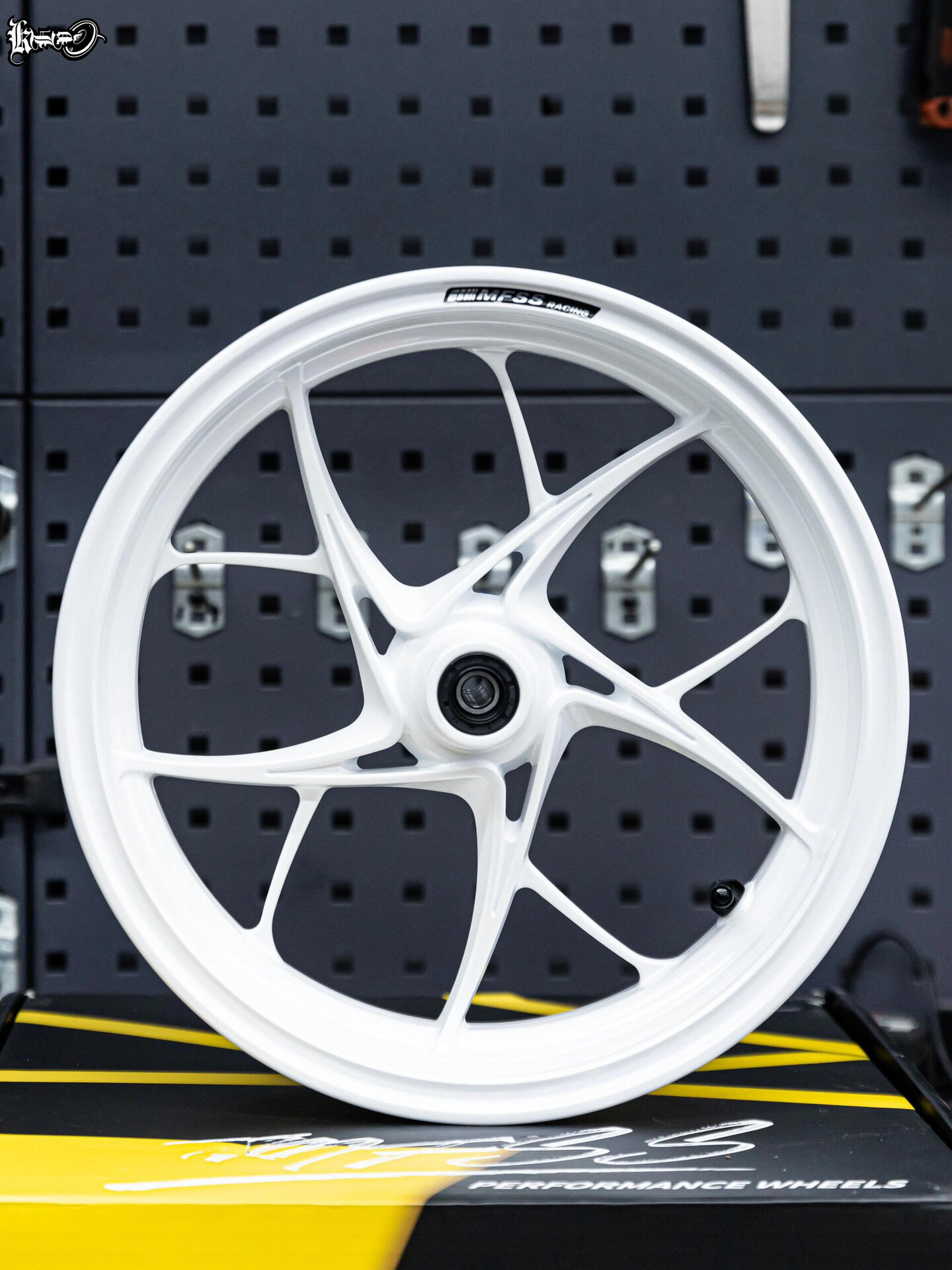 Легкосплавный диск 2.5J для скутера Gloss White кастом покраска