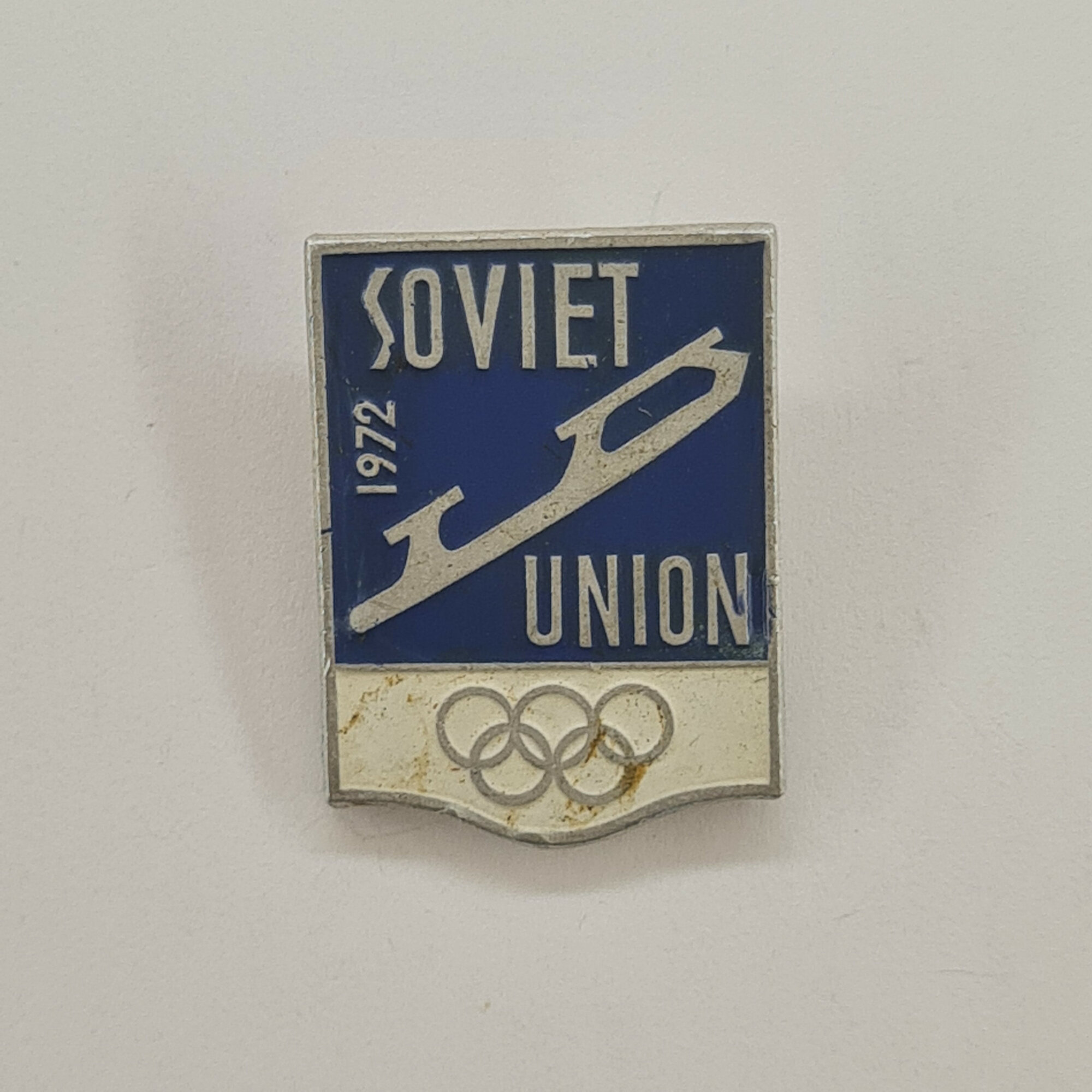 Значок СССР. Soviet Union 1972, коньки и олимпийские кольца, спорт. Винтажный значек.