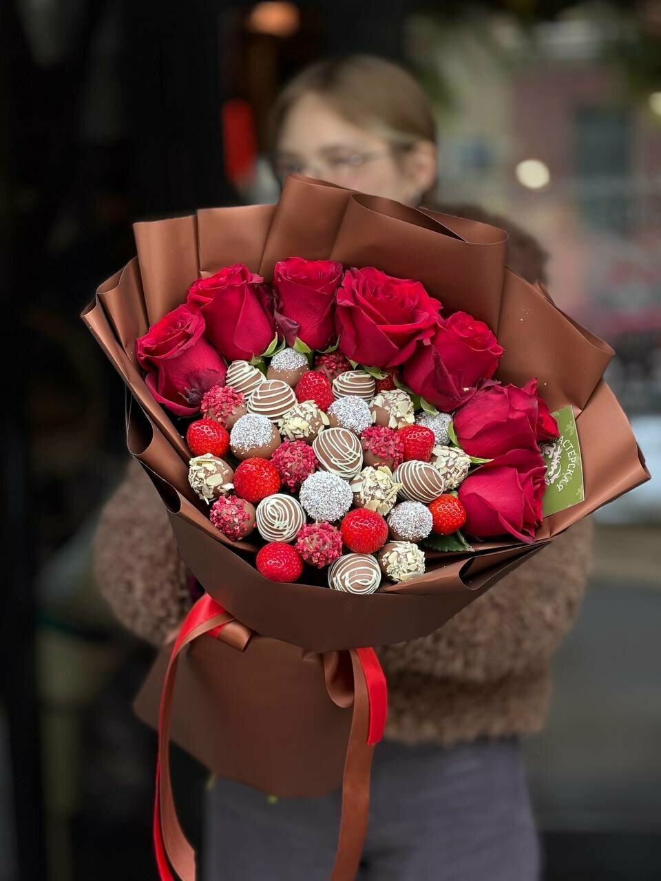 Букет клубники в шоколаде с красными розами, подарок девушке