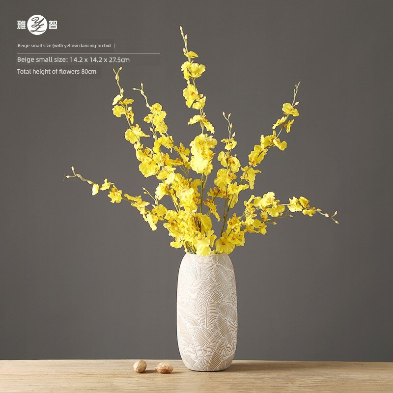 Бежевая маленькая ваза с желтым танцующим орхидеем, минималистичный японский стиль для цветочной композиции на