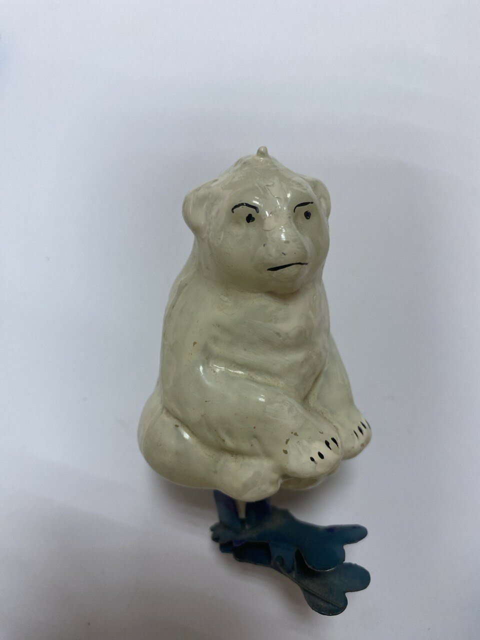 Елочная игрушка Медведь сидит