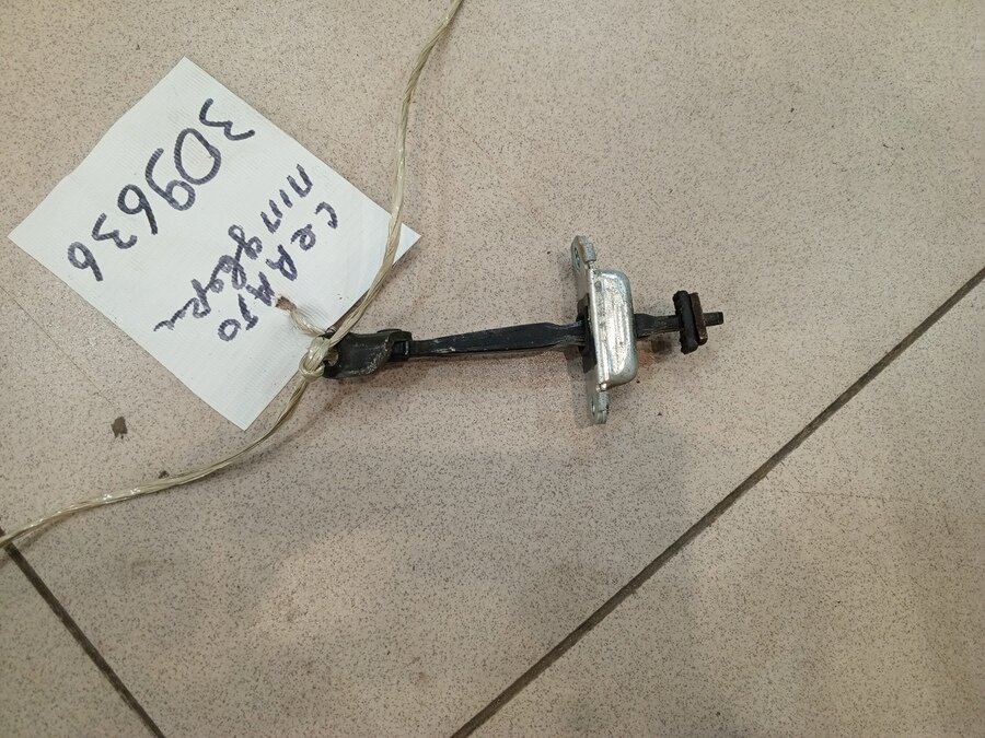 Ограничитель двери передней правой от Kia Cerato 2004-2008