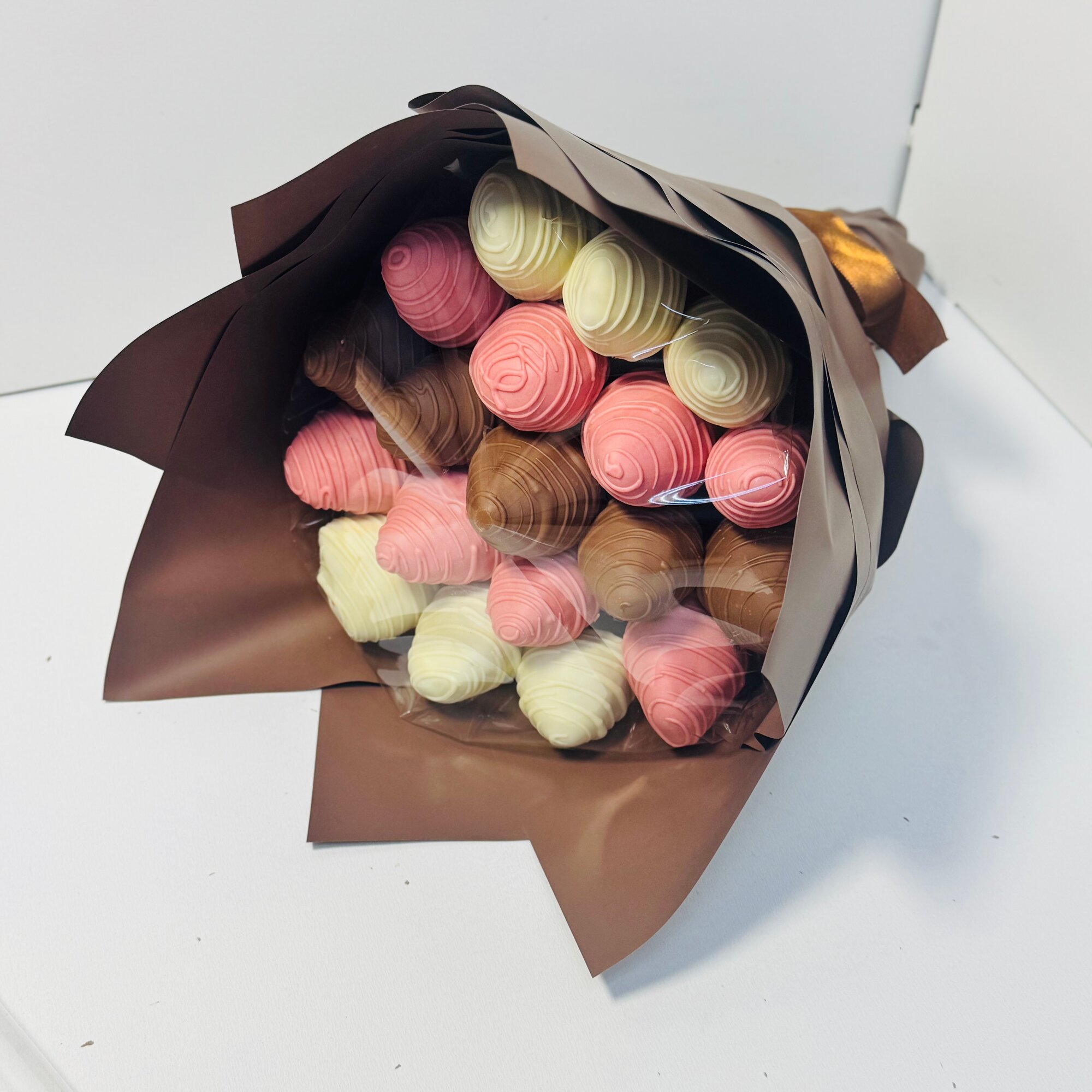 Букет из клубники в бельгийском шоколаде «Роса» (Без цветов) 19 ягод в коричневой упаковке