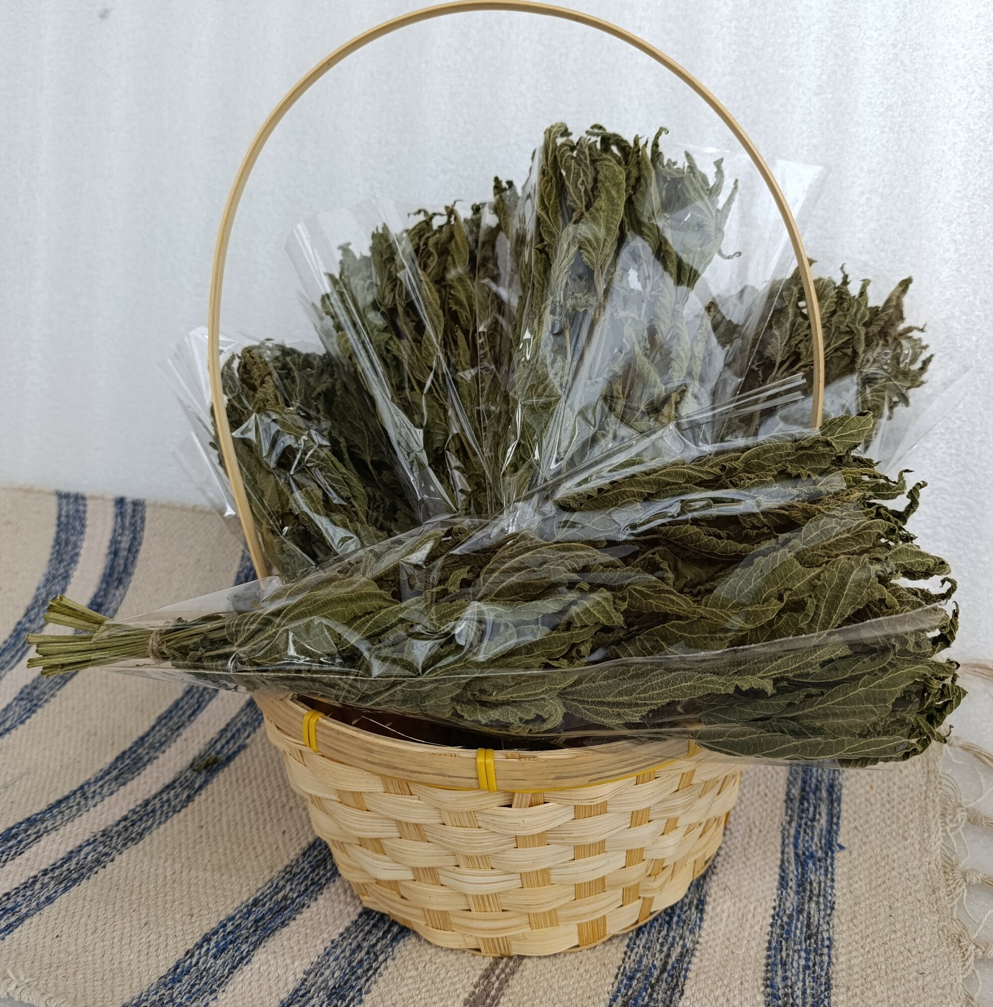 Набор ароматных травяных веников из крапивы для бани и сауны