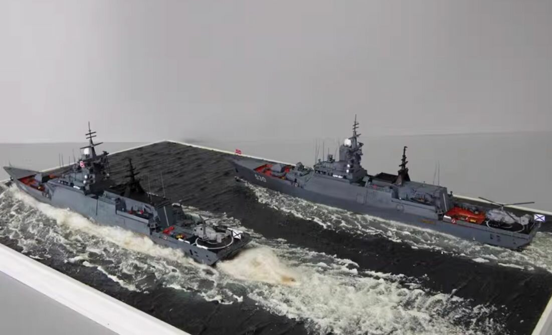 Готовая масштабная модель российского корвета проекта 20380 Стерегущий (Сообразительный), масштаб 1:350, без подставки с морским пейзажем