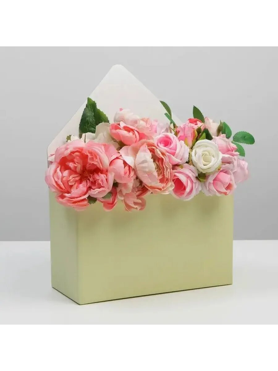 Яркая жёлтая почтовая коробка для подарков