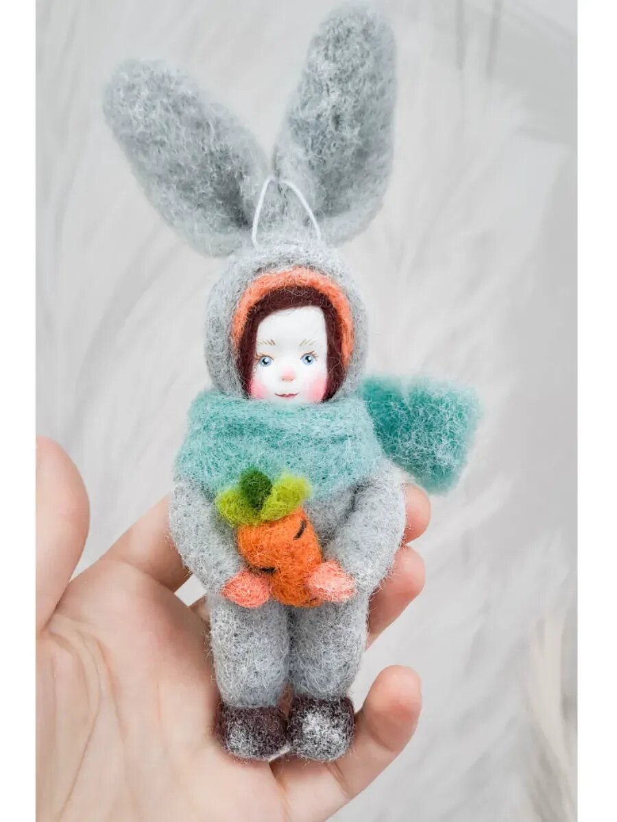 Ёлочная игрушка. Девочка из шерсти. Ручная работа.