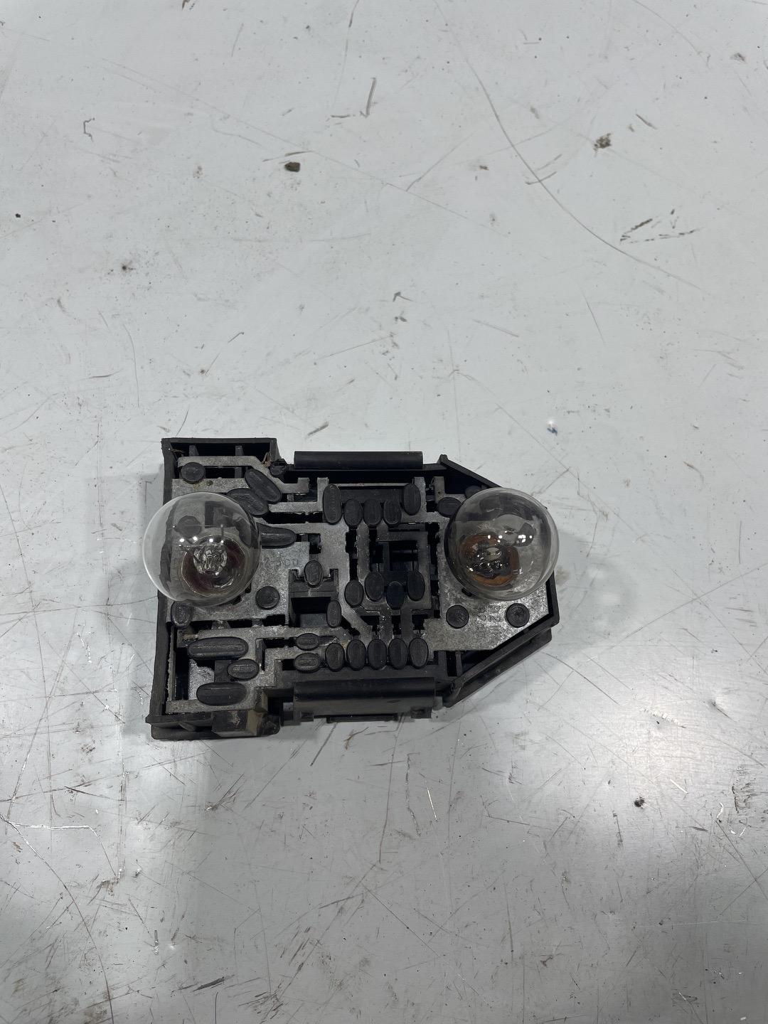 Панель фонаря заднего Volkswagen Passat B3 (1988 - 1993) 333945257