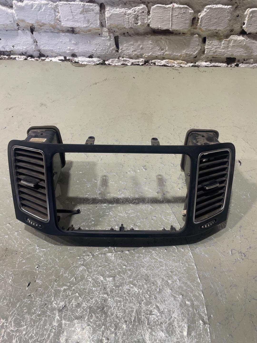Дефлектор обдува салона центральный Volkswagen Sharan 2 (2010 - 2015) 7N0858069