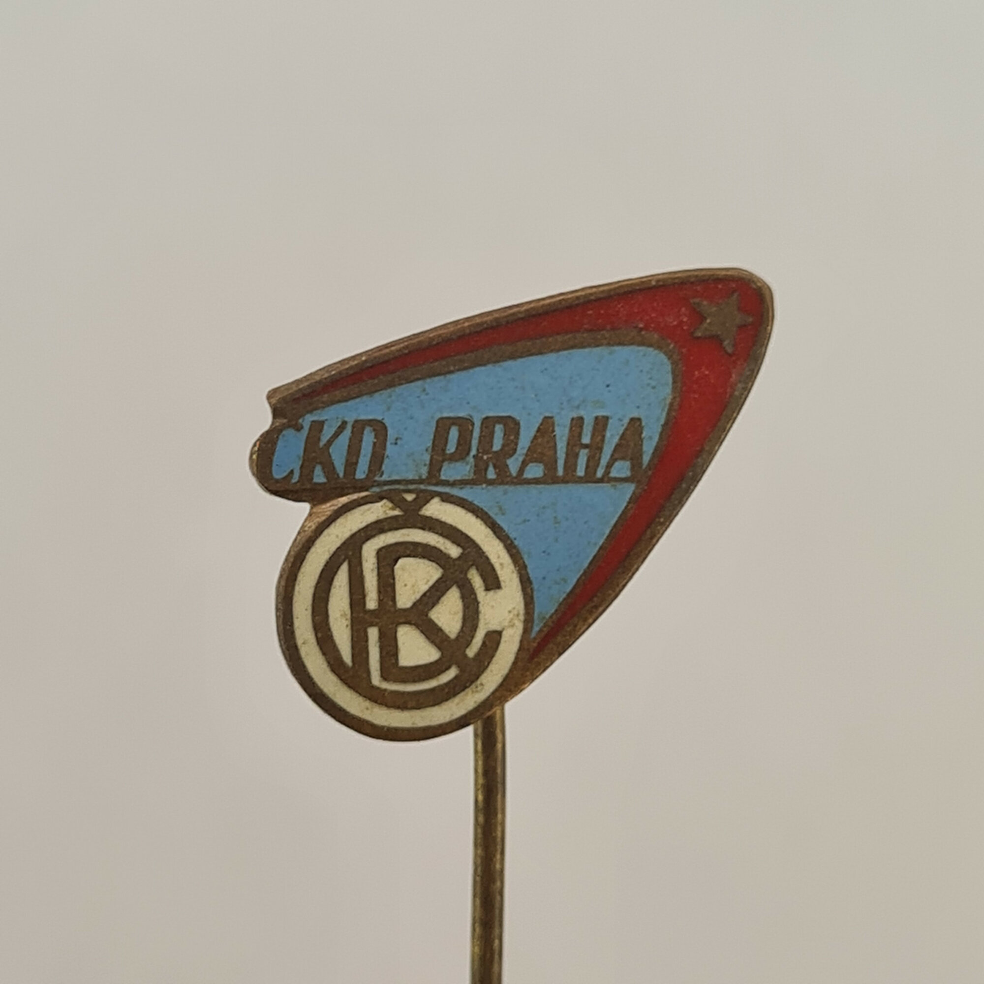 Значок СССР. Прага, CKD Praha, звезда, промышленность Чехословакия. Винтажный значек.
