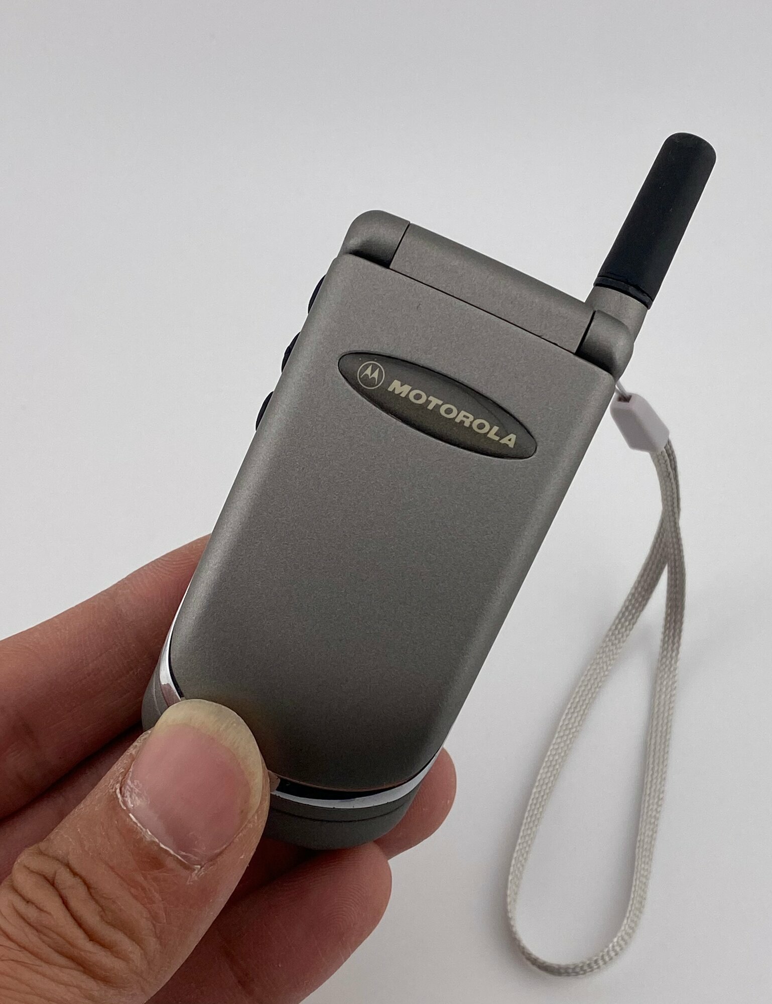 Классический ностальгический мобильный телефон Motorola v998+