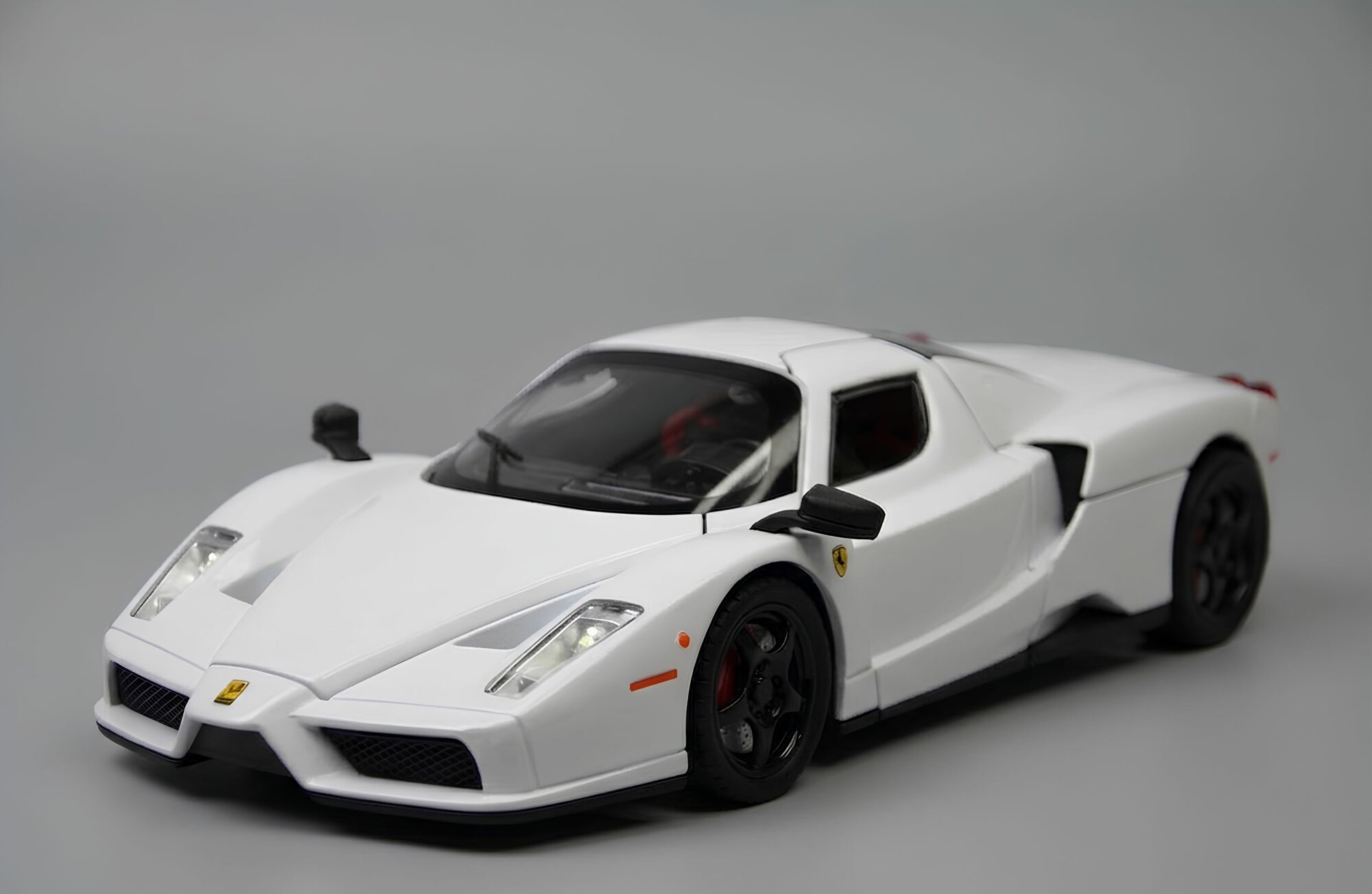 Машинка металлическая инерционная модель Ferrari Enzo - двухместный суперкар (Феррари Энзо белый 20см) Детская игрушка / Масштаб 1:24