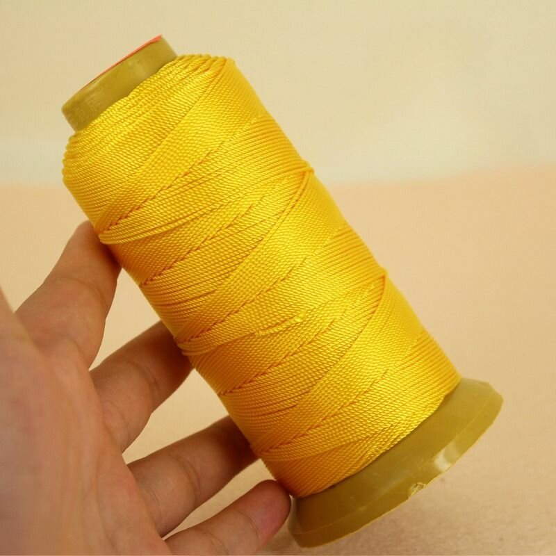 Браслет из плетеной проволоки в виде башни из нитей