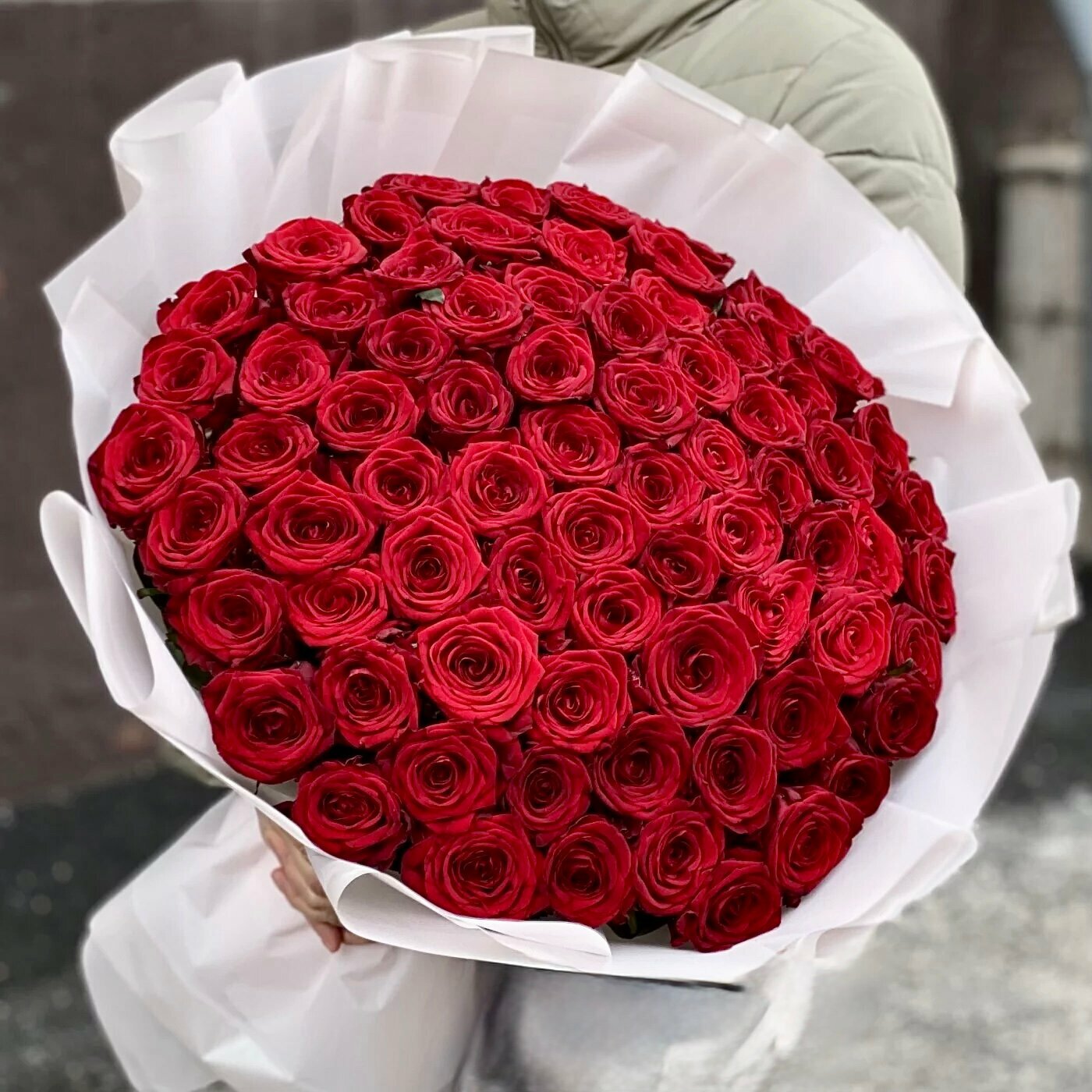 Большой букет Red Naomi, красные розы, 75 штук, в белой упаковке