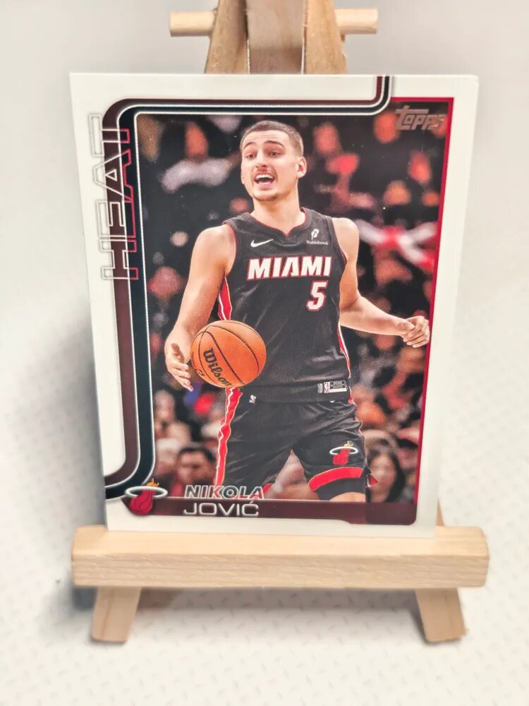 Коллекционные стандартные баскетбольные карточки Topps NBA 2025 года