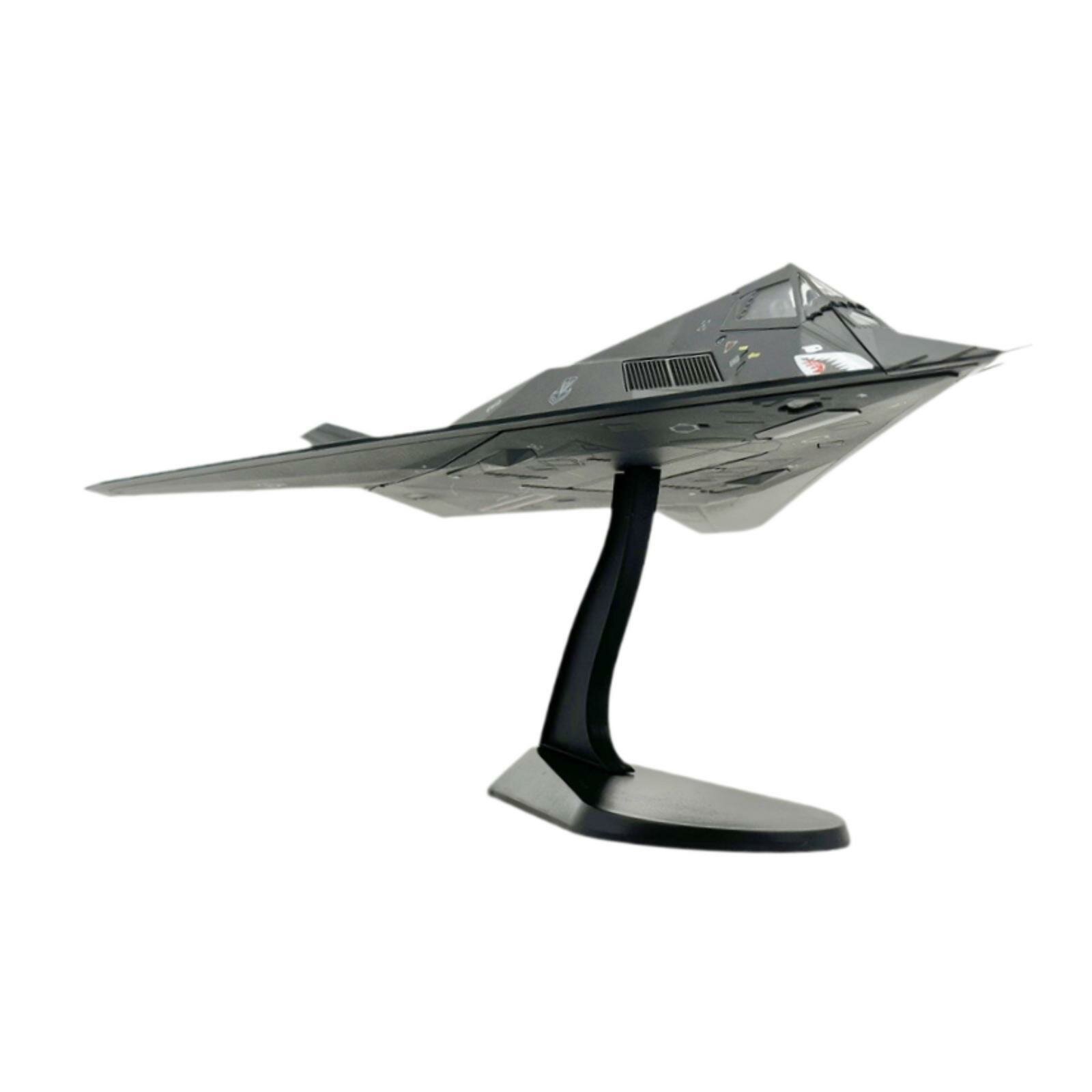 Модель истребителя Nighthawk в масштабе 1:72 для использования в кафе, баре и офисе.