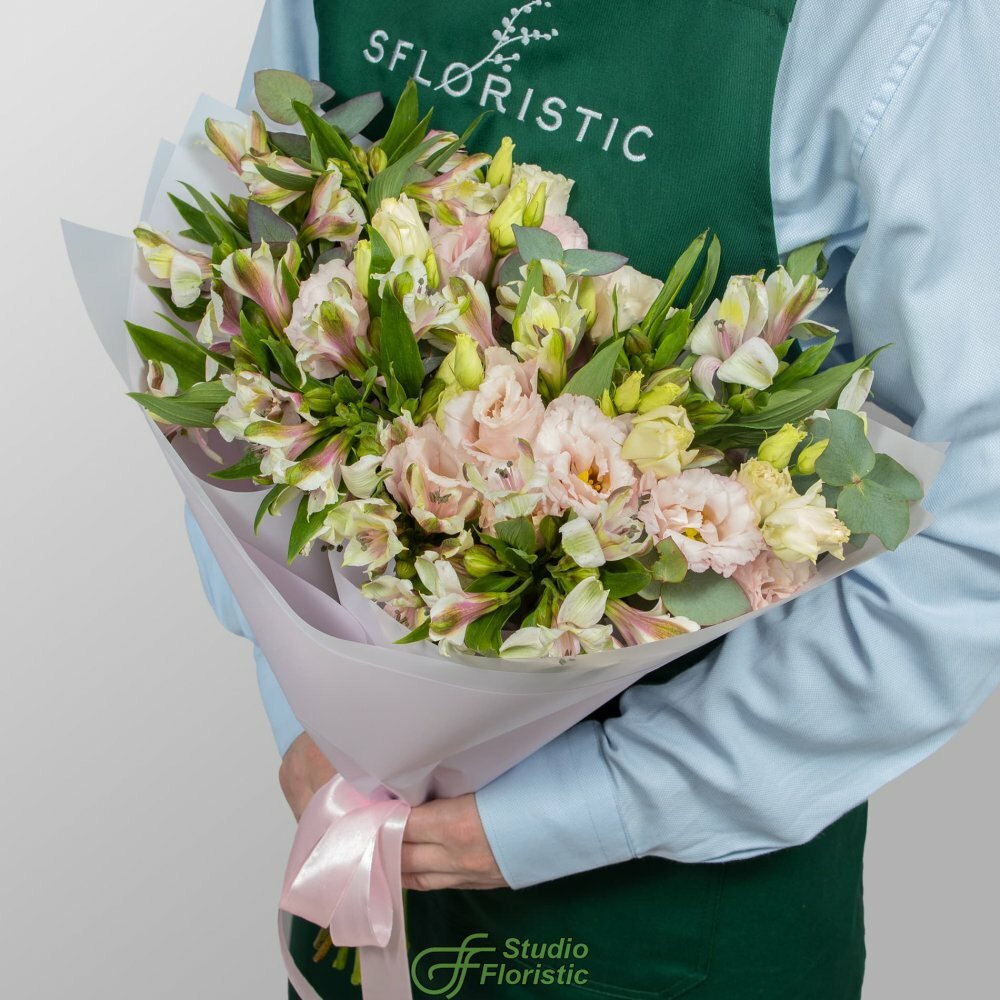 Букет STUDIO FLORISTIC «Свет внутри», альстромерии, лизиантусы, на стеблях