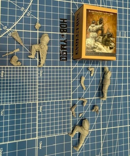 EM-35162 Фигурки для самостоятельной росписи 1:35 Russian Tank Crew and scout ( for the T-60 )