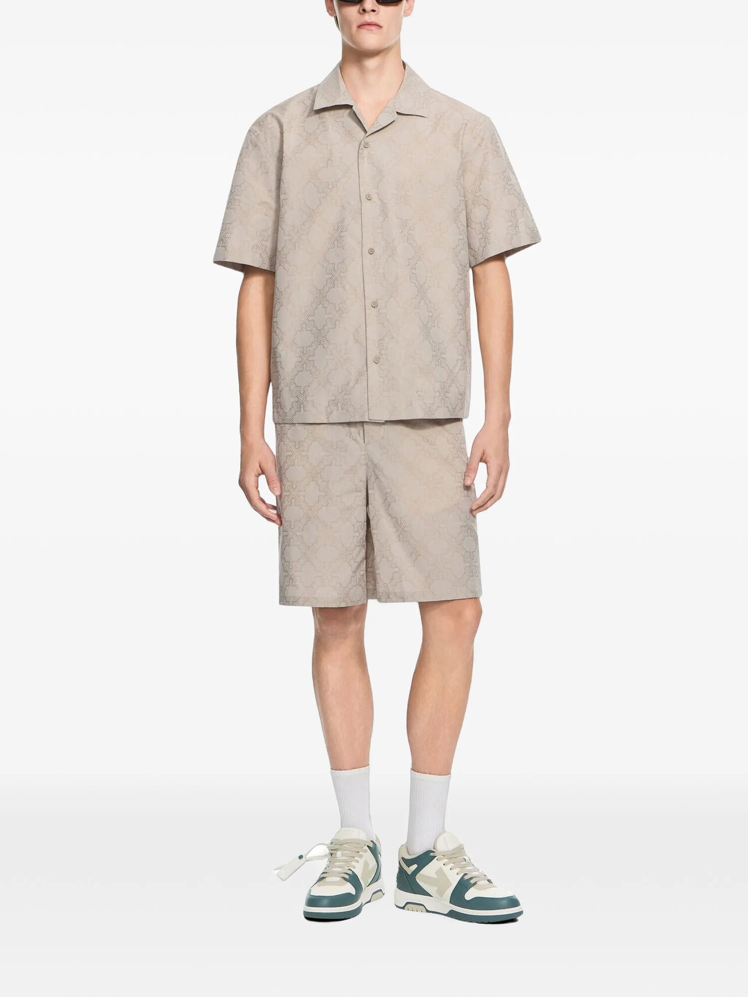 Шорты Off-White Arrow monogram bowling shorts, размер 52 — фото 1