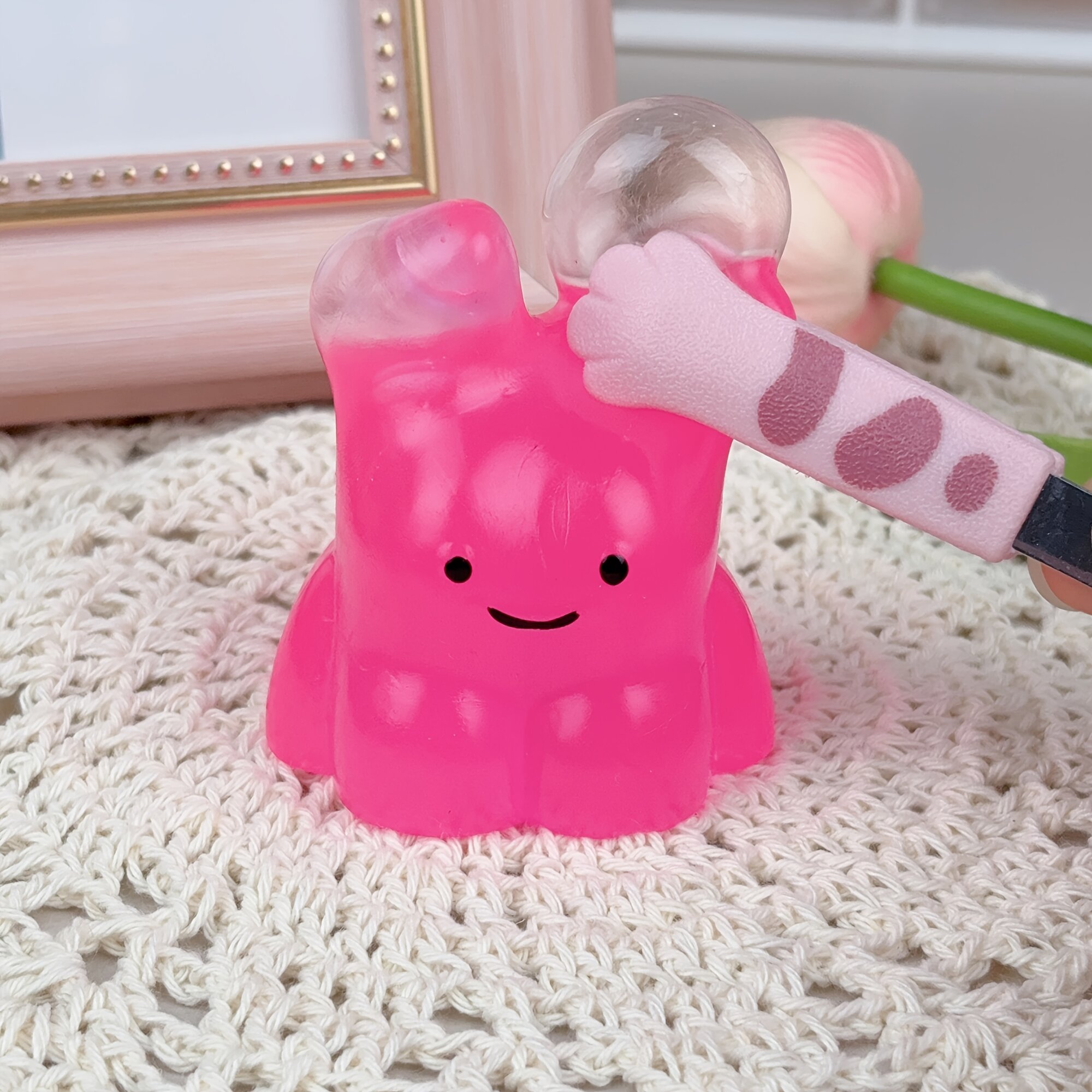 Сенсорная игрушка в виде розового прозрачного зайчика с рельефной поверхностью и механизмом сжатия, функция надувания пузырей, мультяшный дизайн