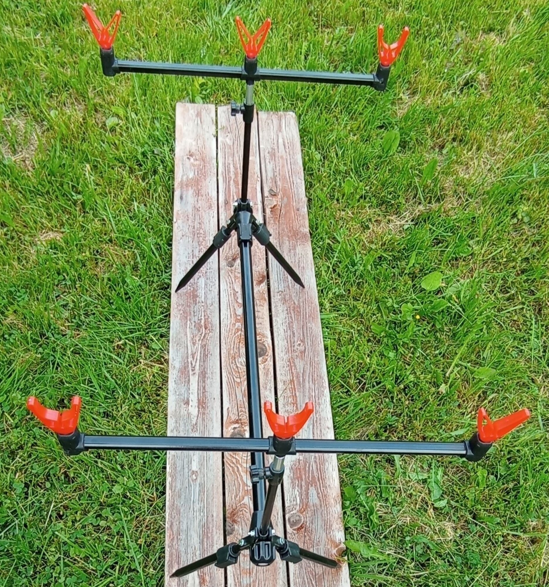 Род-под Jin Tai CH741, для 3-х удилищ, металл, пластик, черный