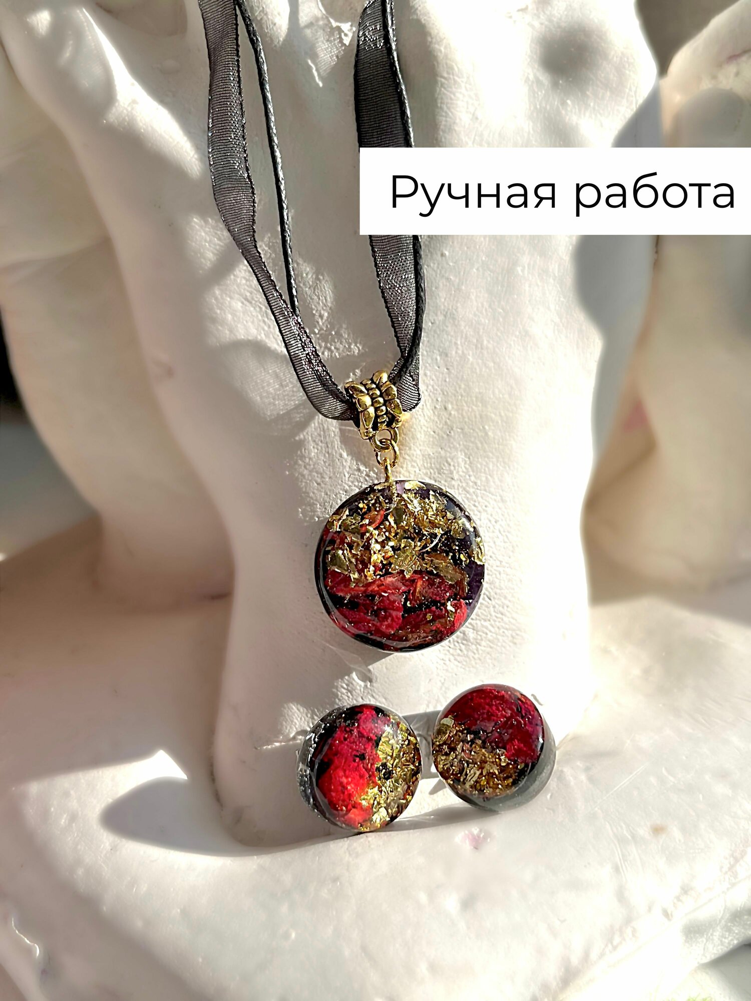 Комплект украшений, набор черно-красный, кулон и серьги из эпоксидной смолы ручной работы
