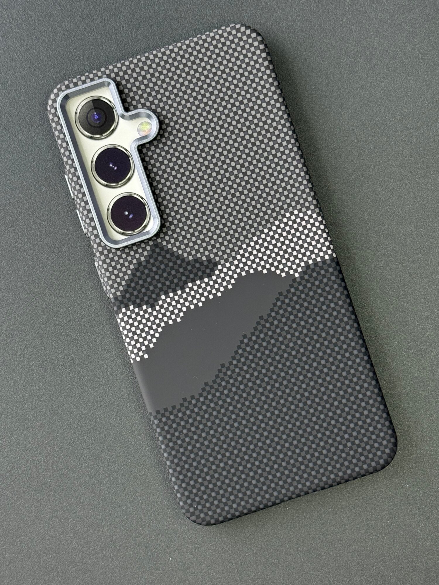 Чехол для Samsung S25 c поддержкой беспроводной зарядки из ударопрочного пластика под карбон