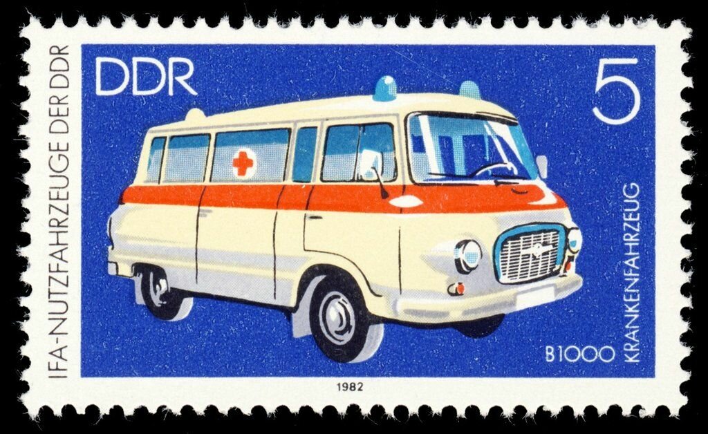 (1982-087) Марка Германия (ГДР) "Скорая помощь" Транспорт III