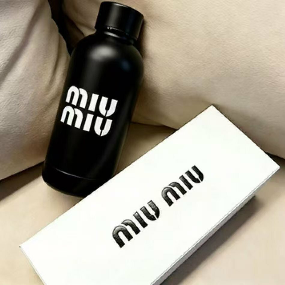 Стильная термобутылка для воды Miu, с вакуумной изоляцией, доступна в различных мягких и ярких цветах.