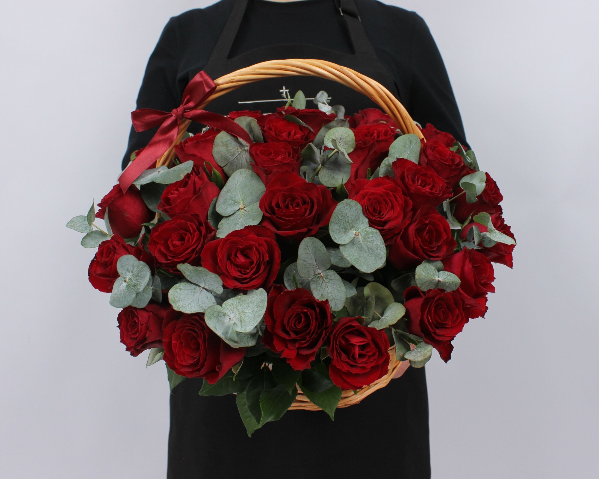 Композиция в корзине THE FLOREAL "Красные розы", 35 штук, с эвкалиптом